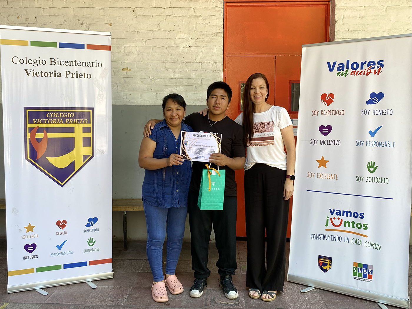 El Perro Sam de Parquemet visitó el colegio Victoria Prieto